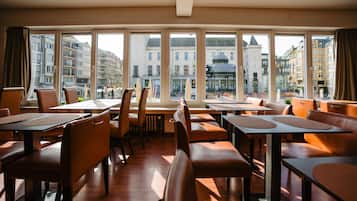 Café da manhã com buffet todos os dias (EUR 14 por pessoa)