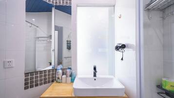 Quarto família, vista para o rio | Banheiro | Chuveiro, chuveiro com efeito de chuva, produtos de toalete de grife