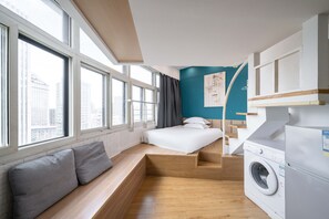 Quarto família, vista para o rio | Roupas de cama premium, camas com colchões pillow-top, escrivaninha