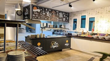 2 restaurantes, é servido café da manhã