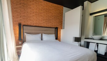 Roupa de alta qualidade, camas de colchão Tempur-Pedic, cofre no quarto 