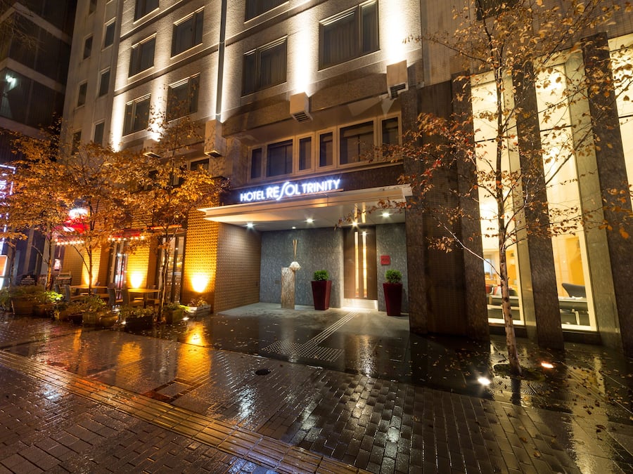 Fachada da propriedade à noite