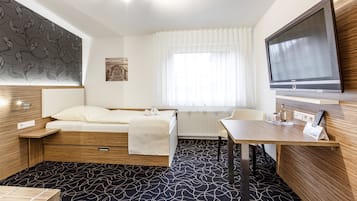 Quarto solteiro | Individualmente mobiliados, escrivaninha