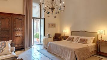 Roupa de alta qualidade, minibar, cofre no quarto