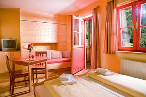 Quarto Triplo | Cofre no quarto, secretária, Wi-fi grátis, roupa de cama fornecida