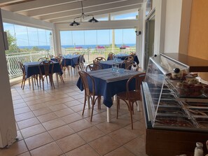 Pequenos-almoços servidos, cozinha local, com vista para o oceano