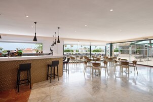 3 bares/lounges, saguão/lounge, bar de esportes