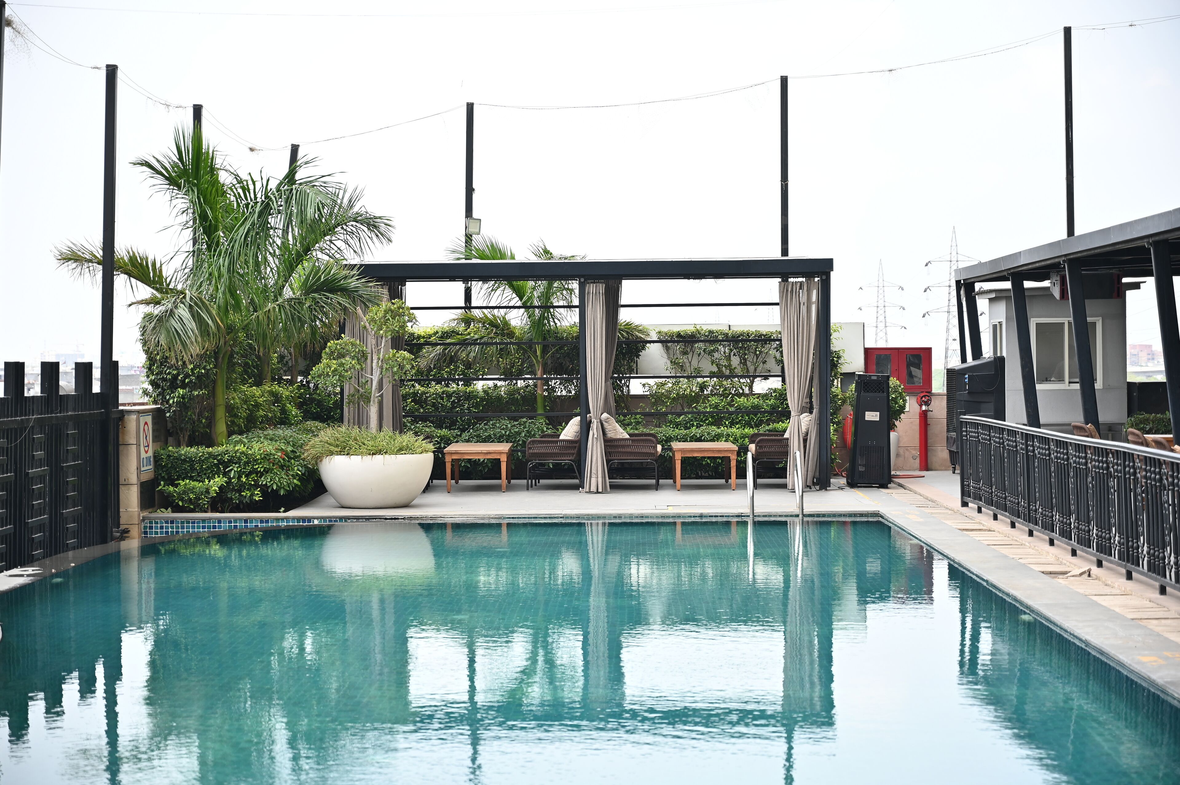 Piscina exterior, guarda-sóis 