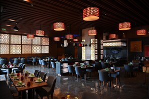2 restaurantes, jantares servidos, cozinha chinesa 