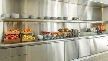Café da manhã com buffet grátis todos os dias