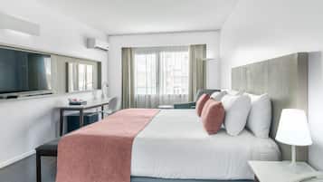 Minibar, cofre no quarto, secretária, cortinas/cortinados opacos