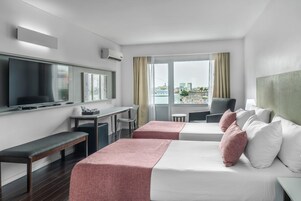 Quarto, 2 camas de solteiro, para não fumantes | Frigobar, cofres nos quartos, escrivaninha, cortinas blackout
