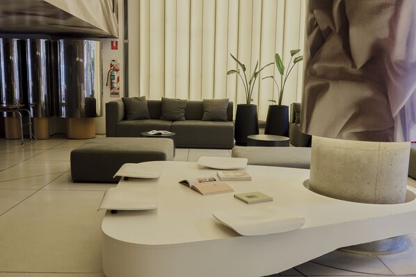 Área de estar no saguão