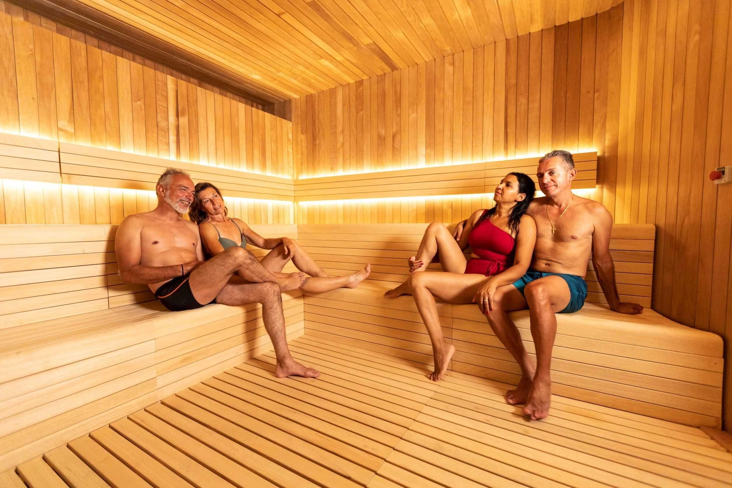 Uma sauna com bancos de madeira e teto inclinado.