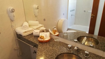 Chuveiro, chuveiro com efeito de chuva, produtos de toalete grátis 