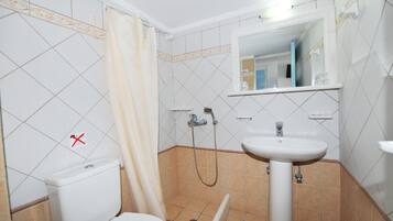 Um polibã, um secador de cabelo, toalhas fornecidas