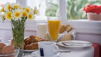 Pequeno-almoço tipo buffet diário (12 EUR por pessoa)