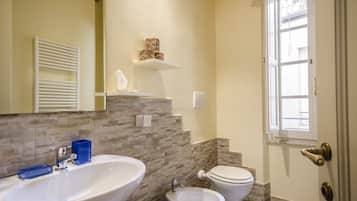 Quarto Duplo ou Twin | Casa de banho | Um polibã, artigos de higiene pessoal grátis, um secador de cabelo