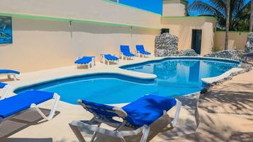 Piscina exterior, guarda-sóis, espreguiçadeiras