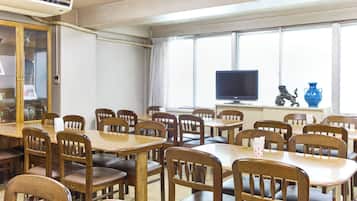 Café da manhã japonês grátis todos os dias