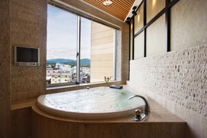 Artigos de higiene pessoal grátis, um secador de cabelo, chinelos 