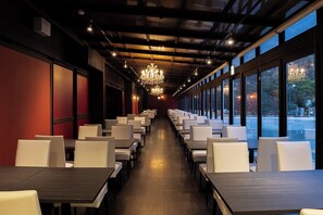 2 restaurantes: opção de café da manhã e jantar