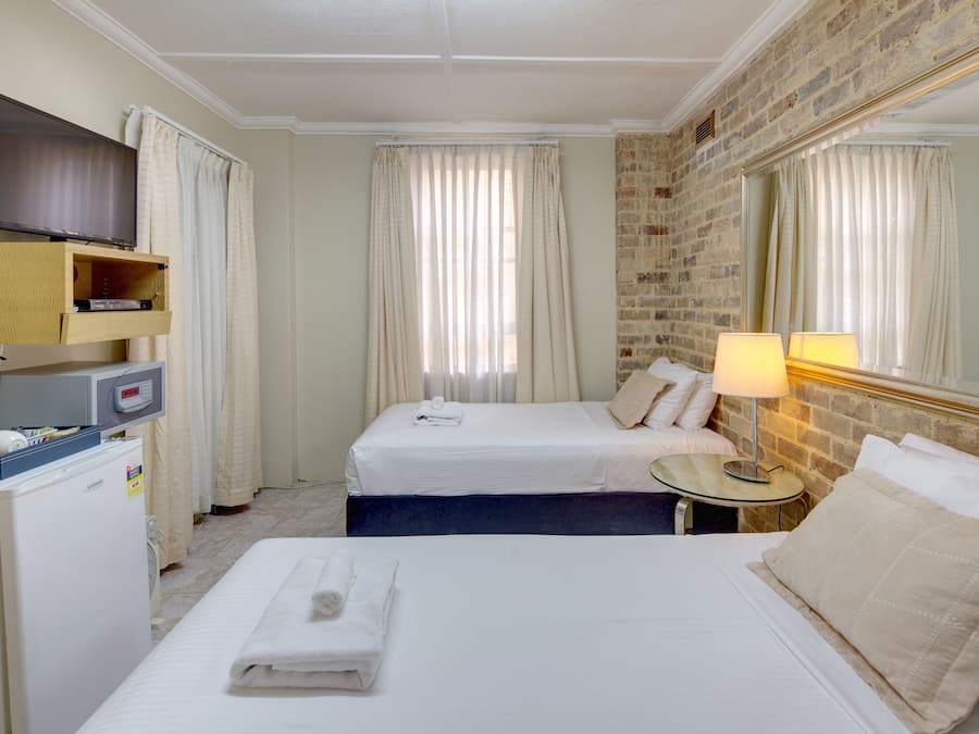 Quarto duplo, banheiro compartilhado | Frigobar, cofres nos quartos, ferros/tábuas de passar roupa