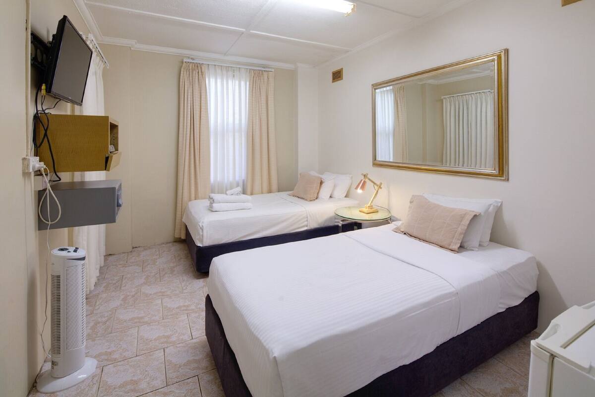 Quarto Twin, casa de banho partilhada | Minibar, cofre no quarto, ferro/tábua de engomar, Wi-fi grátis