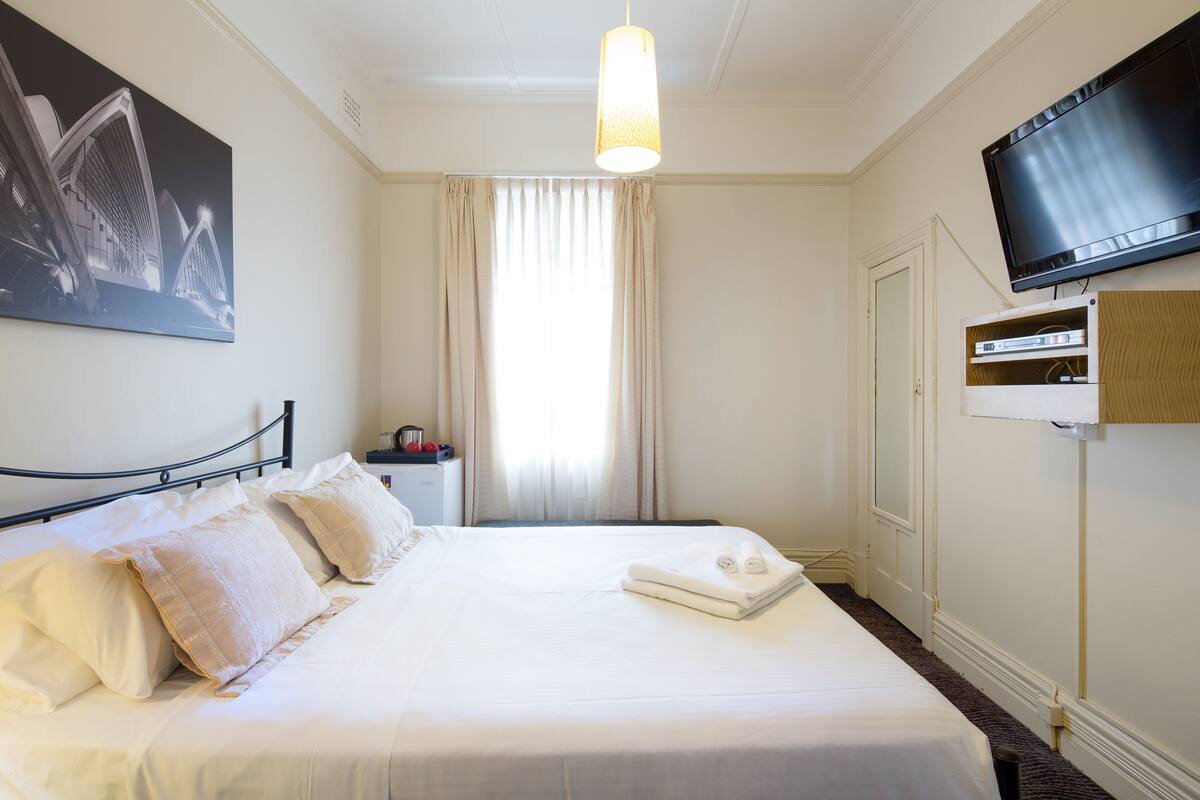 Quarto Superior, 1 cama queen-size, casa de banho anexa | Minibar, cofre no quarto, ferro/tábua de engomar, Wi-fi grátis