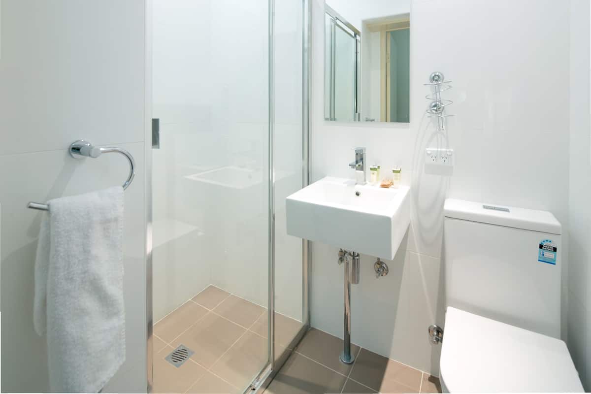 Quarto Individual Standard, casa de banho anexa | Casa de banho | Um polibã, artigos de higiene pessoal grátis, toalhas fornecidas