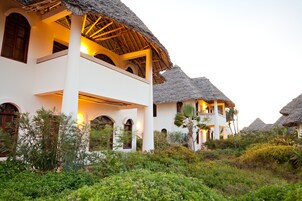 Roupas de cama premium, frigobar, cofres nos quartos