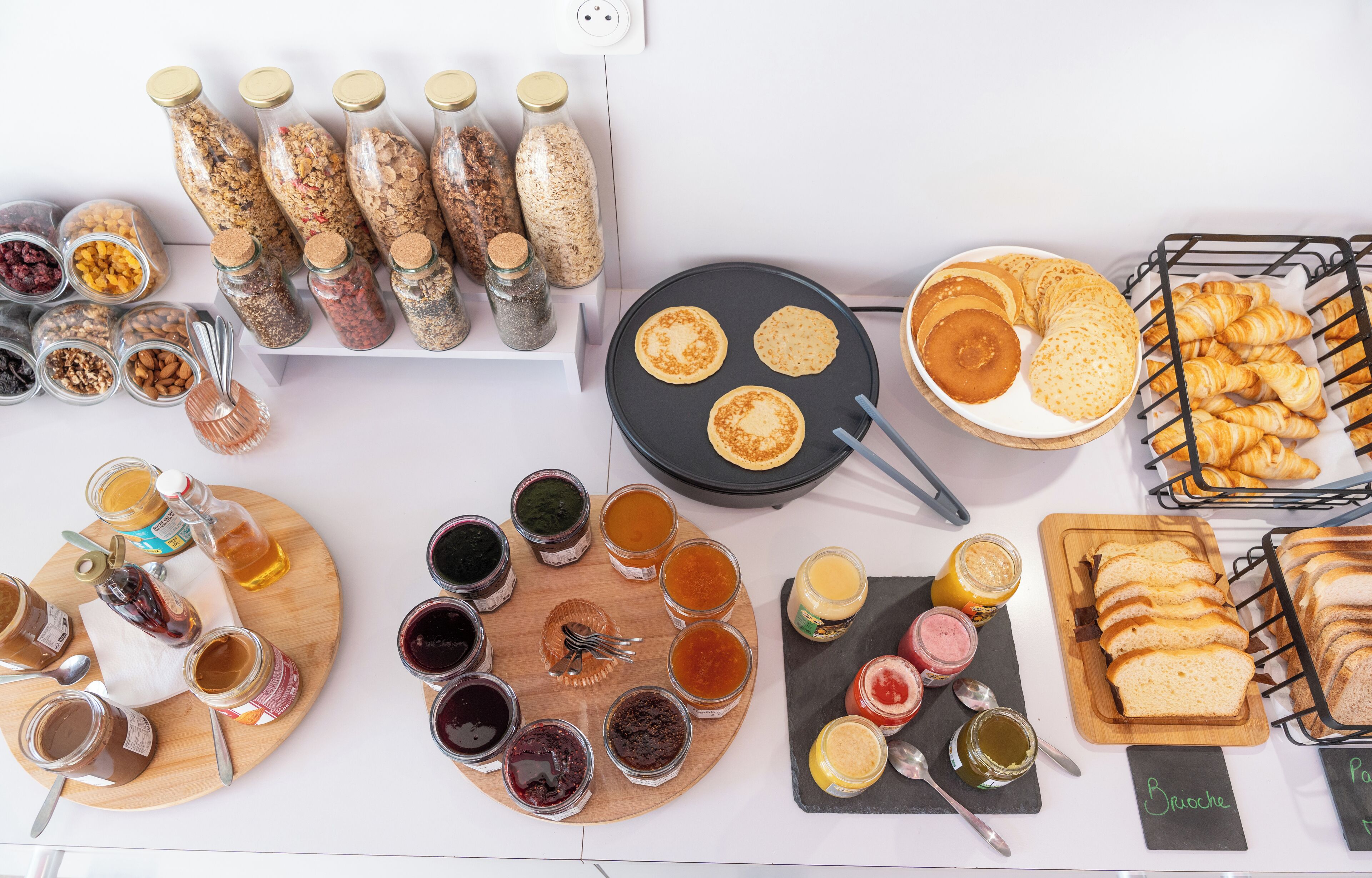 Um buffet de café da manhã com diversos alimentos e acompanhamentos.