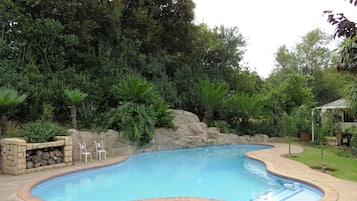 Piscina exterior, espreguiçadeiras