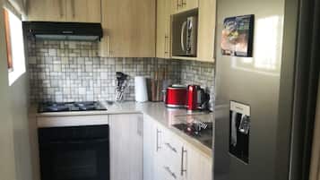 Estúdio, 1 quarto | Cozinha privada | Um frigorífico, uma chaleira elétrica, Congelador