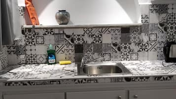 Kitchenette privada | Um frigorífico, uma placa de cozinha, uma chaleira elétrica