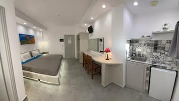 Quarto Triplo Standard | Cozinha privada | Um frigorífico, uma placa de cozinha, uma chaleira elétrica