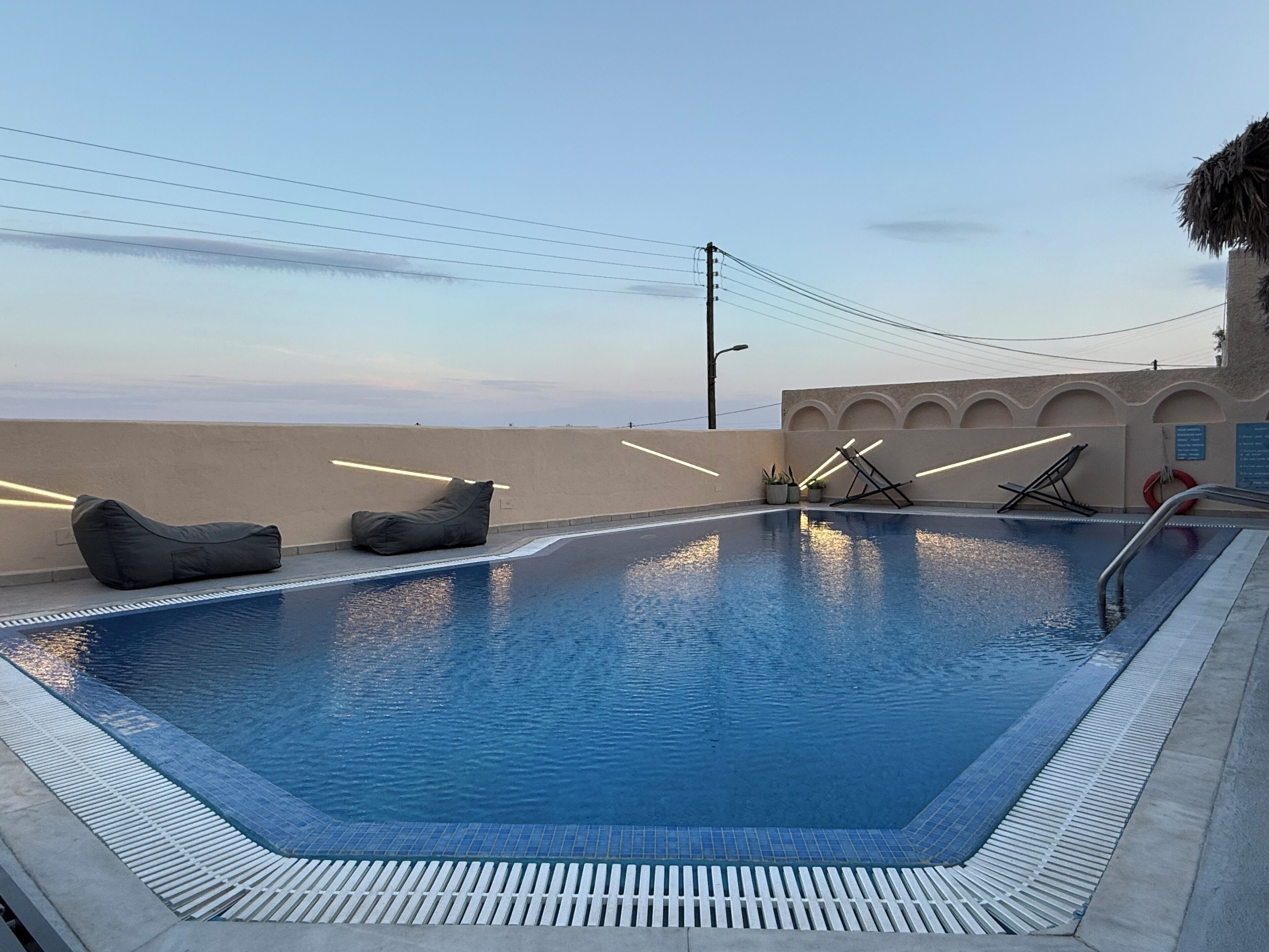 Piscina externa, guarda-sóis, espreguiçadeiras