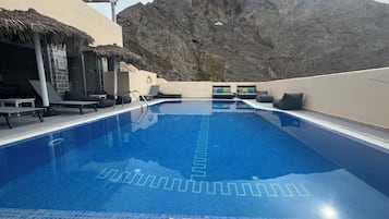 Piscina exterior, guarda-sóis, espreguiçadeiras