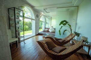 Sauna, banheira de hidromassagem 