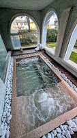Sauna, banheira de hidromassagem 