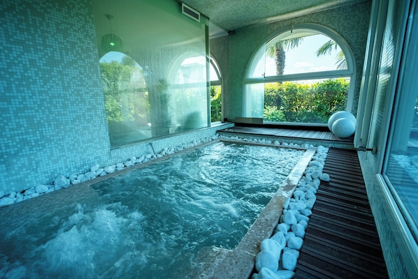 Sauna seca, banheira de hidromassagem