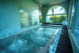 Sauna, banheira de hidromassagem 