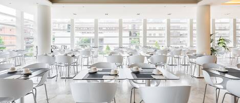 Pequeno-almoço tipo buffet diário mediante uma taxa
