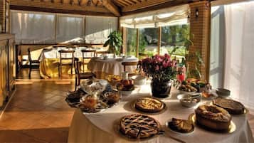 Café da manhã com buffet grátis todos os dias