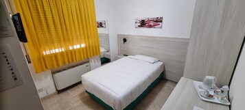 Quarto Individual | Secretária, Wi-fi grátis, roupa de cama fornecida 