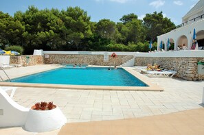 Piscina externa, guarda-sóis, espreguiçadeiras