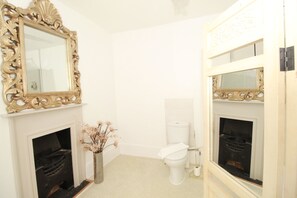 Quarto Duplo de Luxo, casa de banho anexa, vista para o jardim | Casa de banho