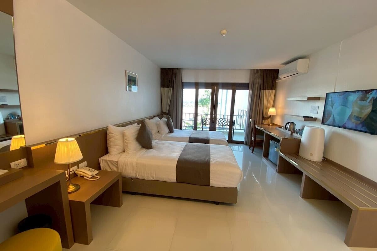 Deluxe Twin Room | Roupa de alta qualidade, camas de colchão viscoelástico, minibar