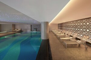 Piscina interna, piscina externa sazonal, barracas de cortesia