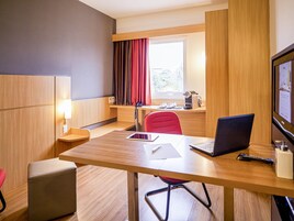 Frigobar, escrivaninha, cortinas blackout, Wi-Fi de cortesia